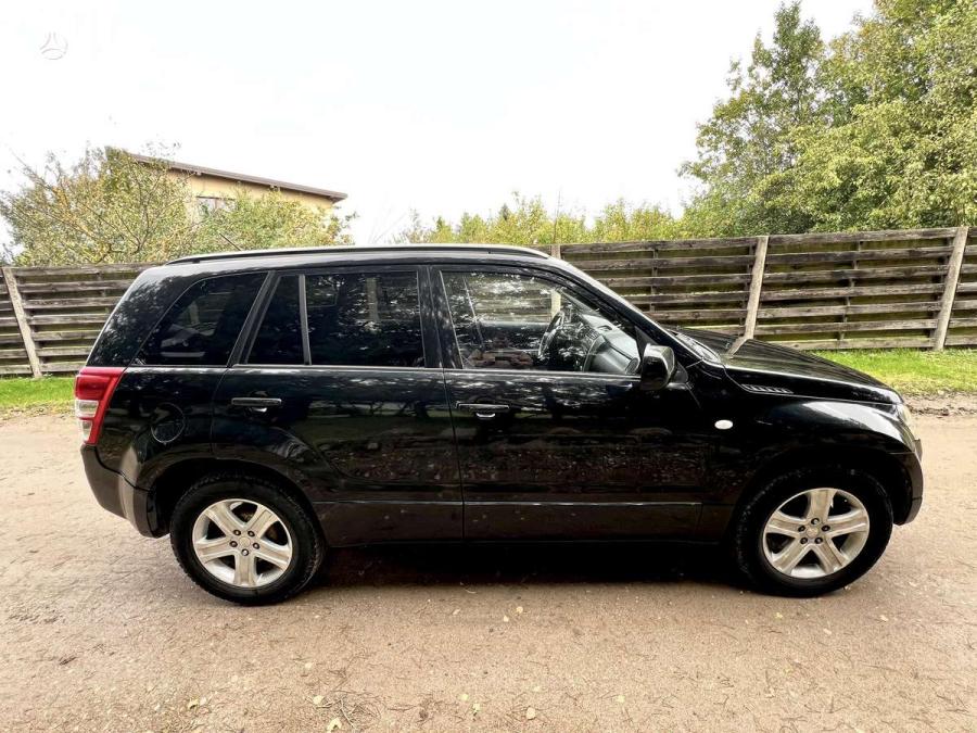Black Suzuki grand-vitara 2006 in Klaipeda, with an engine capacity of 2.00 L and mileage of 218 thousand km for 2600 €, photo 5 on AUTOMOTO.COM.LV
