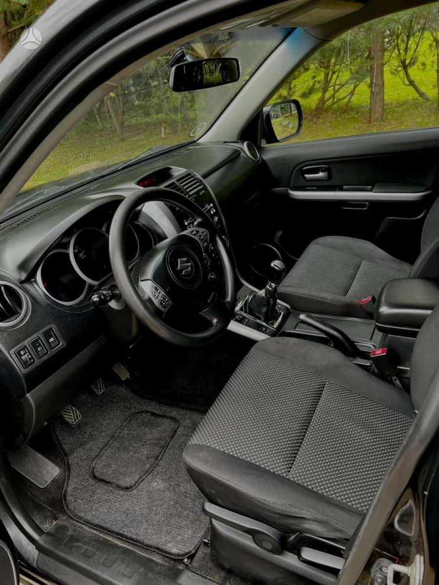 Black Suzuki grand-vitara 2006 in Klaipeda, with an engine capacity of 2.00 L and mileage of 218 thousand km for 2600 €, photo 11 on AUTOMOTO.COM.LV