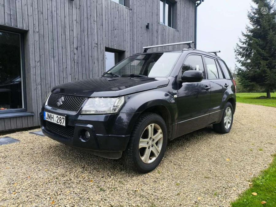 Black Suzuki grand-vitara 2006 in Birzai, with an engine capacity of 1.87 L and mileage of 290 thousand km for 1900 €, photo 1 on AUTOMOTO.COM.LV