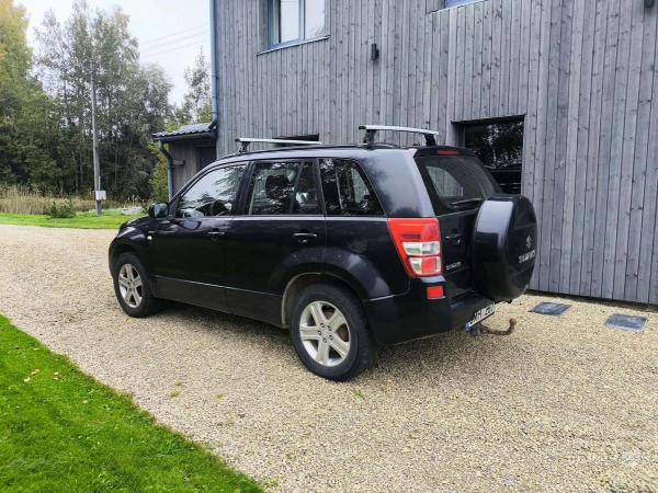 Suzuki grand-vitara 2006 in Birzai on AUTOMOTO.COM.LV Black Suzuki grand-vitara 2006 in Birzai, with an engine capacity of 1.87 L and mileage of 290 thousand km for 1900 €, photo 4 on AUTOMOTO.COM.LV