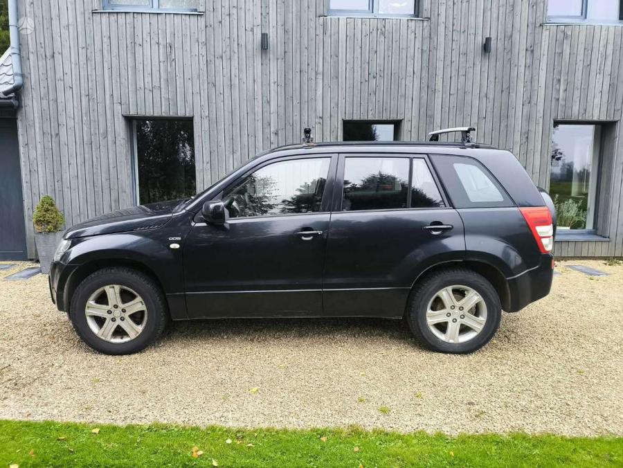 Black Suzuki grand-vitara 2006 in Birzai, with an engine capacity of 1.87 L and mileage of 290 thousand km for 1900 €, photo 5 on AUTOMOTO.COM.LV