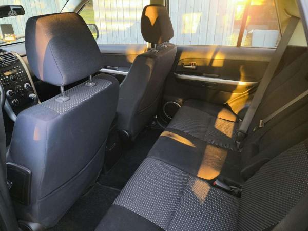 Suzuki grand-vitara 2006 in Birzai on AUTOMOTO.COM.LV Black Suzuki grand-vitara 2006 in Birzai, with an engine capacity of 1.87 L and mileage of 290 thousand km for 1900 €, photo 10 on AUTOMOTO.COM.LV