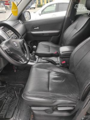 Black Suzuki grand-vitara 2007 in Kretinga, with an engine capacity of 1.90 L and mileage of 423 thousand km for 2850 €, photo 9 on AUTOMOTO.COM.LV