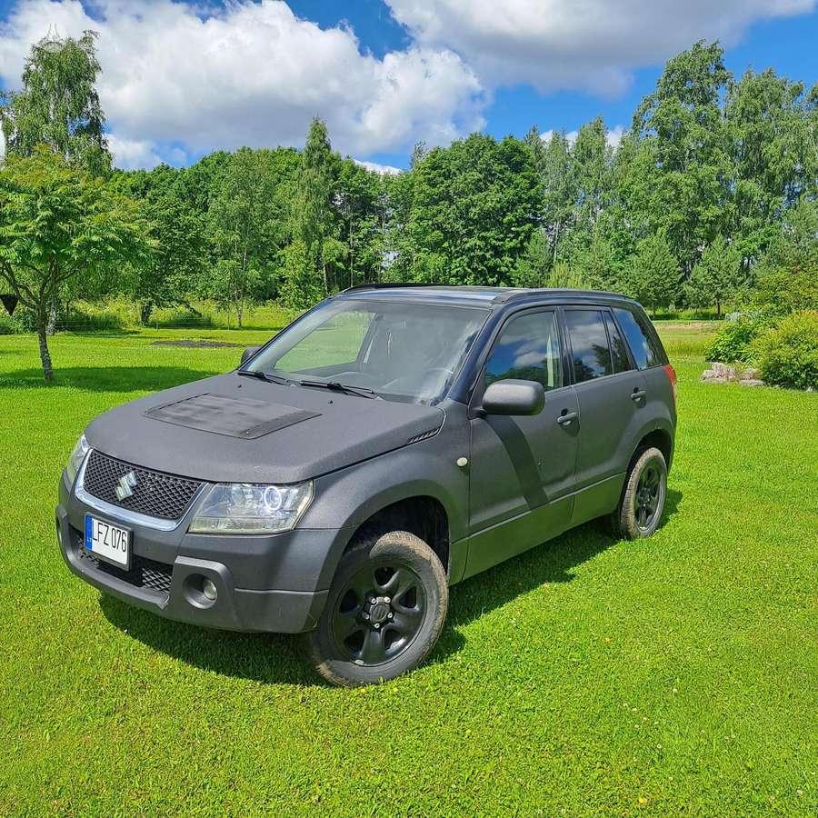 Black Suzuki grand-vitara 2007 in Utena, with an engine capacity of 2.00 L and mileage of 316 thousand km for 1150 €, photo 3 on AUTOMOTO.COM.LV