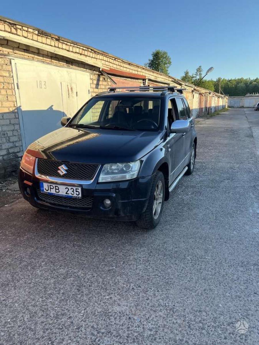 Black Suzuki grand-vitara 2007 in Visaginas, with an engine capacity of 1.87 L and mileage of 264 thousand km for 1500 €, photo 1 on AUTOMOTO.COM.LV