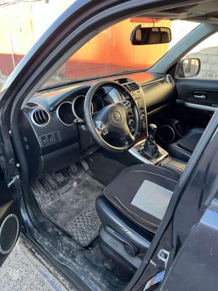 Black Suzuki grand-vitara 2007 in Visaginas, with an engine capacity of 1.87 L and mileage of 264 thousand km for 1500 €, photo 6 on AUTOMOTO.COM.LV