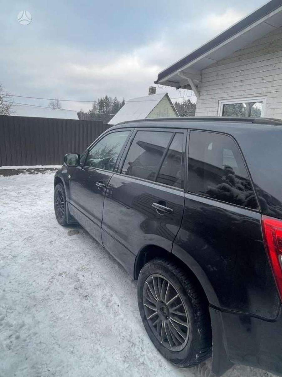 Melns Suzuki grand-vitara 2008 Viļņa, ar dzinēja tilpumu 2.00 L un nobraukumu 290 tūkst. km par 3500 €, foto 3 vietnē AUTOMOTO.COM.LV