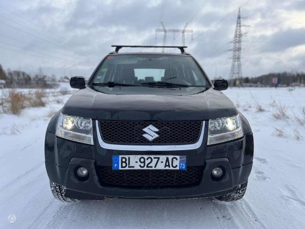 Black Suzuki grand-vitara 2008 in Siauliai, with an engine capacity of 1.87 L and mileage of 240 thousand km for 3100 €, photo 3 on AUTOMOTO.COM.LV