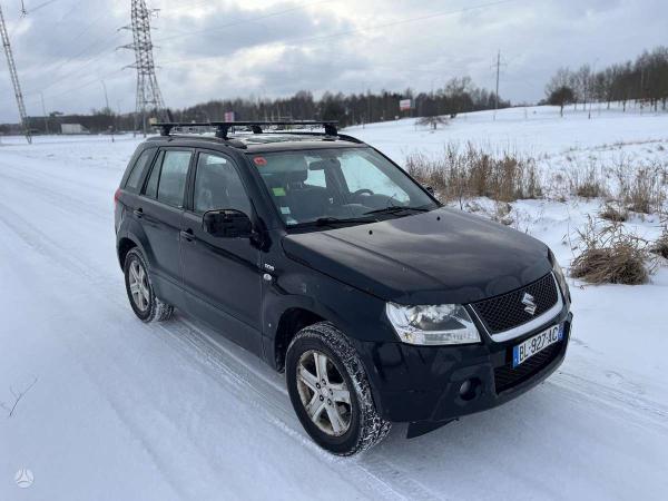 Black Suzuki grand-vitara 2008 in Siauliai, with an engine capacity of 1.87 L and mileage of 240 thousand km for 3100 €, photo 4 on AUTOMOTO.COM.LV