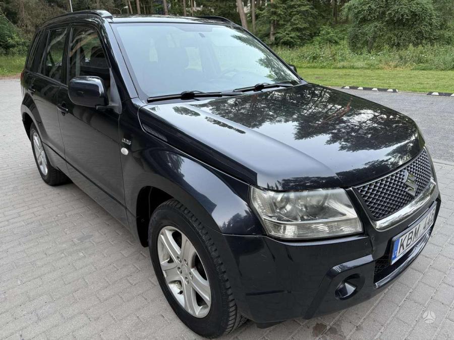 Black Suzuki grand-vitara 2009 in Vilnius, with an engine capacity of 1.87 L and mileage of 288 thousand km for 2400 €, photo 5 on AUTOMOTO.COM.LV