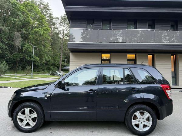 Black Suzuki grand-vitara 2009 in Vilnius, with an engine capacity of 1.87 L and mileage of 288 thousand km for 2400 €, photo 8 on AUTOMOTO.COM.LV