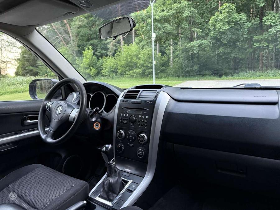 Black Suzuki grand-vitara 2009 in Vilnius, with an engine capacity of 1.87 L and mileage of 288 thousand km for 2400 €, photo 12 on AUTOMOTO.COM.LV