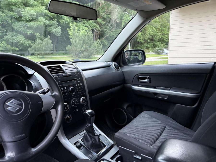 Black Suzuki grand-vitara 2009 in Vilnius, with an engine capacity of 1.87 L and mileage of 288 thousand km for 2400 €, photo 14 on AUTOMOTO.COM.LV
