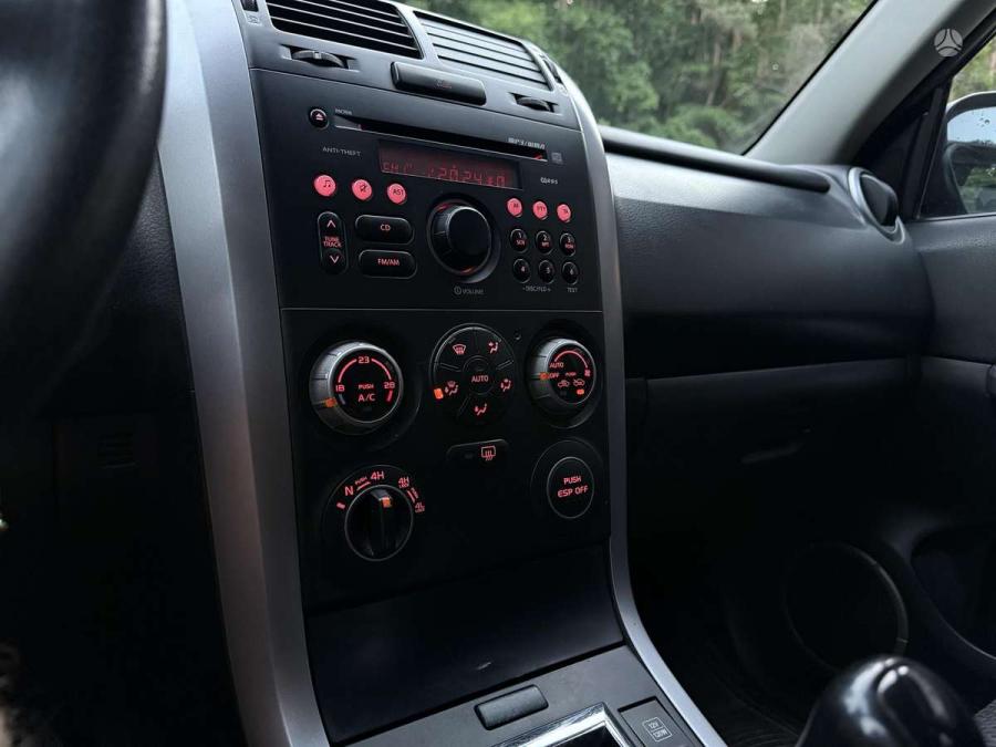 Black Suzuki grand-vitara 2009 in Vilnius, with an engine capacity of 1.87 L and mileage of 288 thousand km for 2800 €, photo 11 on AUTOMOTO.COM.LV