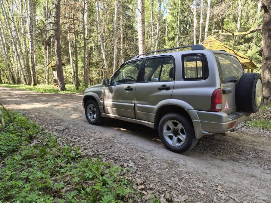Suzuki grand-vitara 2001 in Pakruojis, with an engine capacity of 2.00 L and mileage of 314 thousand km for 1000 €, photo 4 on AUTOMOTO.COM.LV