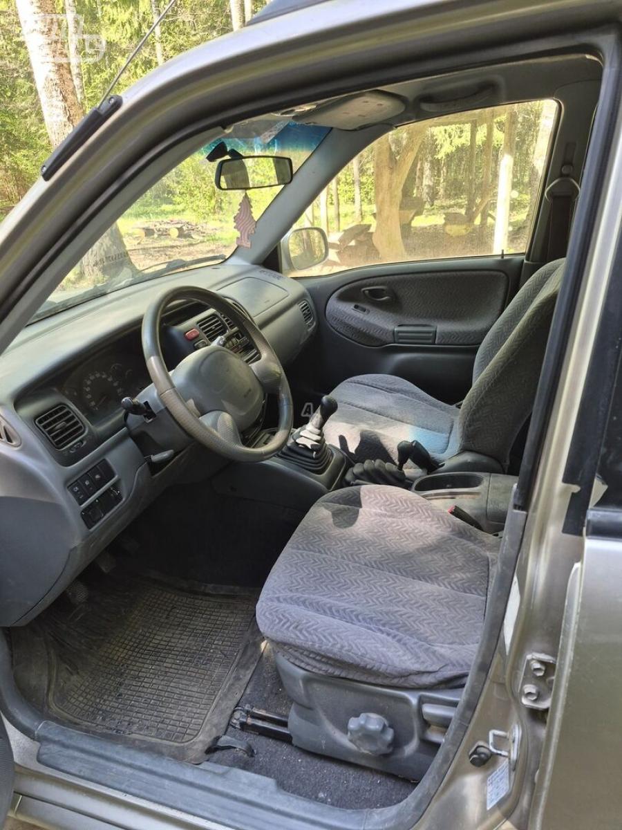 Suzuki grand-vitara 2001 in Pakruojis, with an engine capacity of 2.00 L and mileage of 314 thousand km for 1000 €, photo 8 on AUTOMOTO.COM.LV