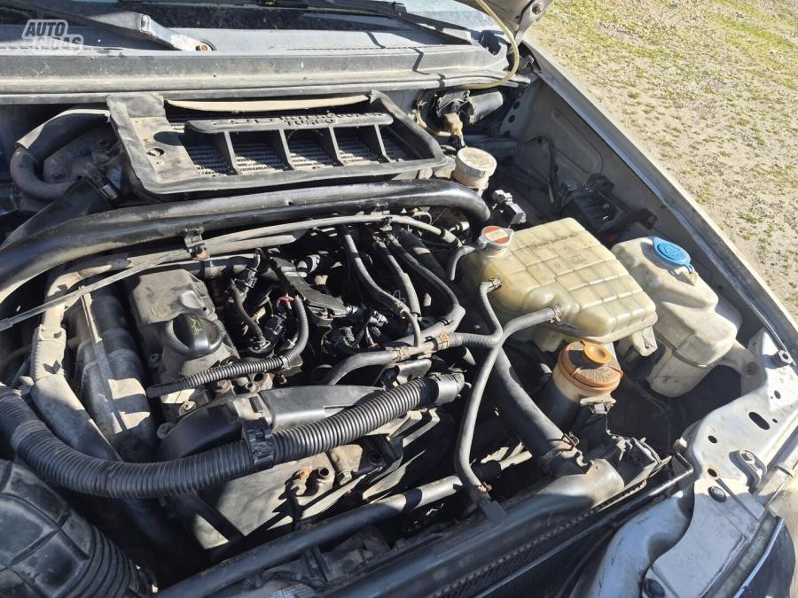 Suzuki grand-vitara 2001 in Pakruojis, with an engine capacity of 2.00 L and mileage of 314 thousand km for 1000 €, photo 11 on AUTOMOTO.COM.LV