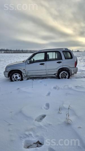 Suzuki grand-vitara 2003 in Valmiera, with an engine capacity of 2.00 L and mileage of 214 thousand km for 2300 €, photo 3 on AUTOMOTO.COM.LV
