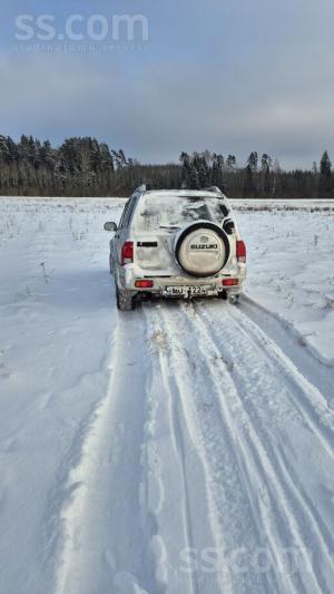 Suzuki grand-vitara 2003 in Valmiera, with an engine capacity of 2.00 L and mileage of 214 thousand km for 2300 €, photo 5 on AUTOMOTO.COM.LV