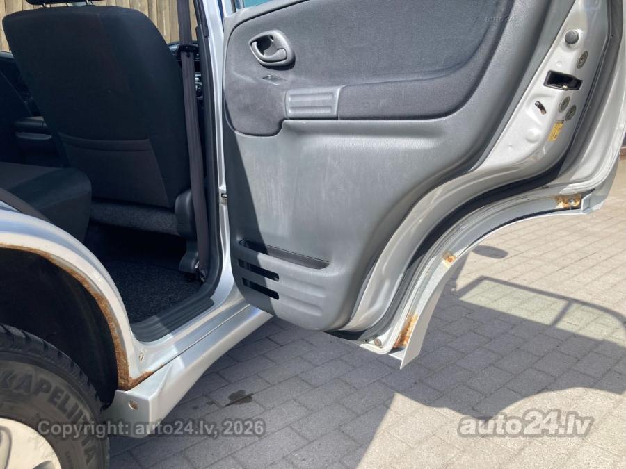 Suzuki grand-vitara 2004 Tallina, ar dzinēja tilpumu 2.00 L un nobraukumu 124 tūkst. km par 3700 €, foto 10 vietnē AUTOMOTO.COM.LV