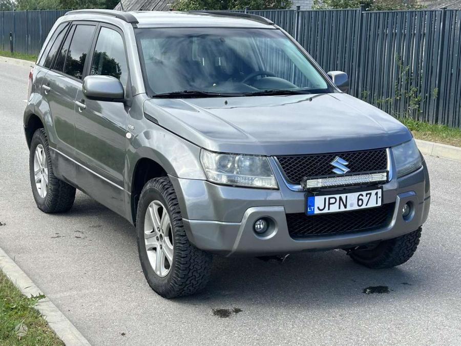 Grey Suzuki grand-vitara 2005 in Ukmerge, with an engine capacity of 1.90 L and mileage of 321 thousand km for 2750 €, photo 1 on AUTOMOTO.COM.LV