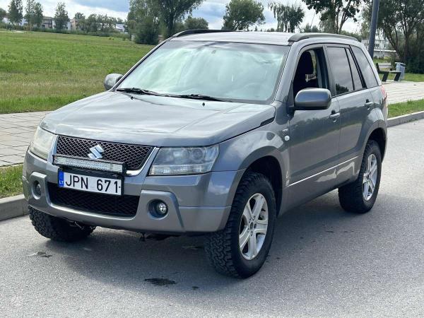 Grey Suzuki grand-vitara 2005 in Ukmerge, with an engine capacity of 1.90 L and mileage of 321 thousand km for 2750 €, photo 2 on AUTOMOTO.COM.LV