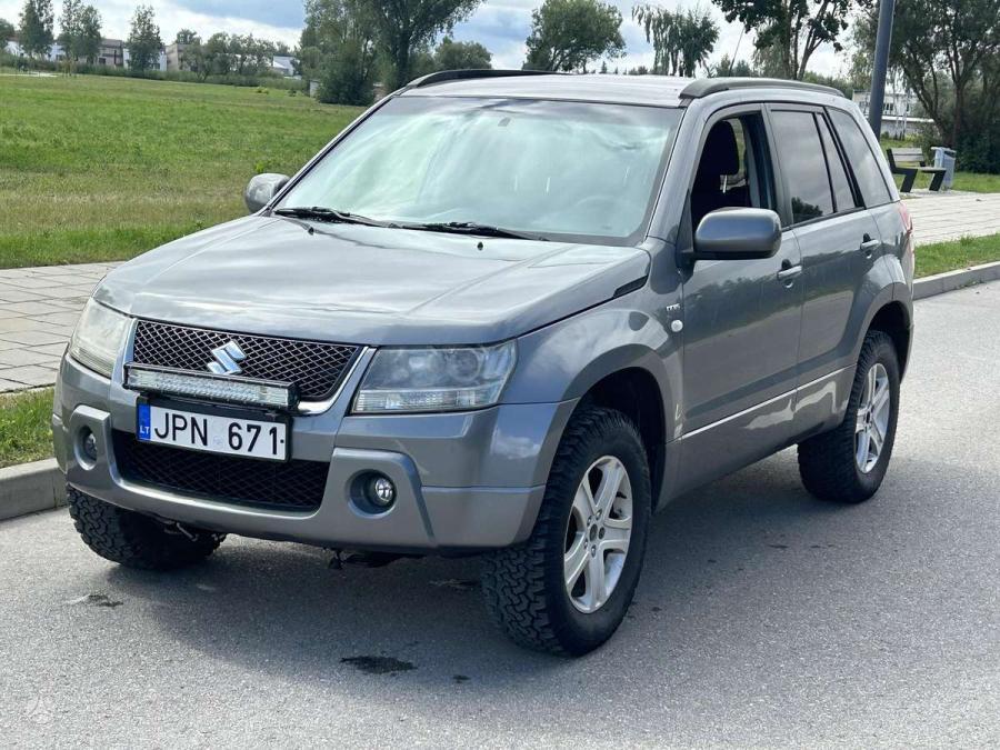 Grey Suzuki grand-vitara 2005 in Ukmerge, with an engine capacity of 1.90 L and mileage of 321 thousand km for 2750 €, photo 3 on AUTOMOTO.COM.LV