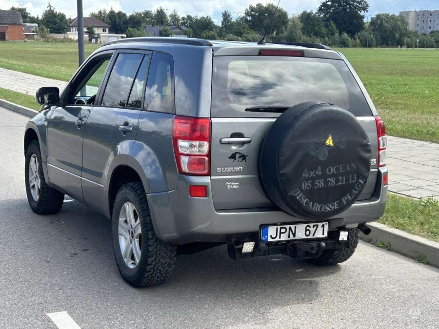 Grey Suzuki grand-vitara 2005 in Ukmerge, with an engine capacity of 1.90 L and mileage of 321 thousand km for 2750 €, photo 4 on AUTOMOTO.COM.LV