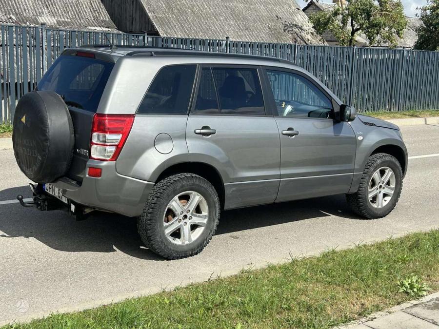 Grey Suzuki grand-vitara 2005 in Ukmerge, with an engine capacity of 1.90 L and mileage of 321 thousand km for 2750 €, photo 6 on AUTOMOTO.COM.LV
