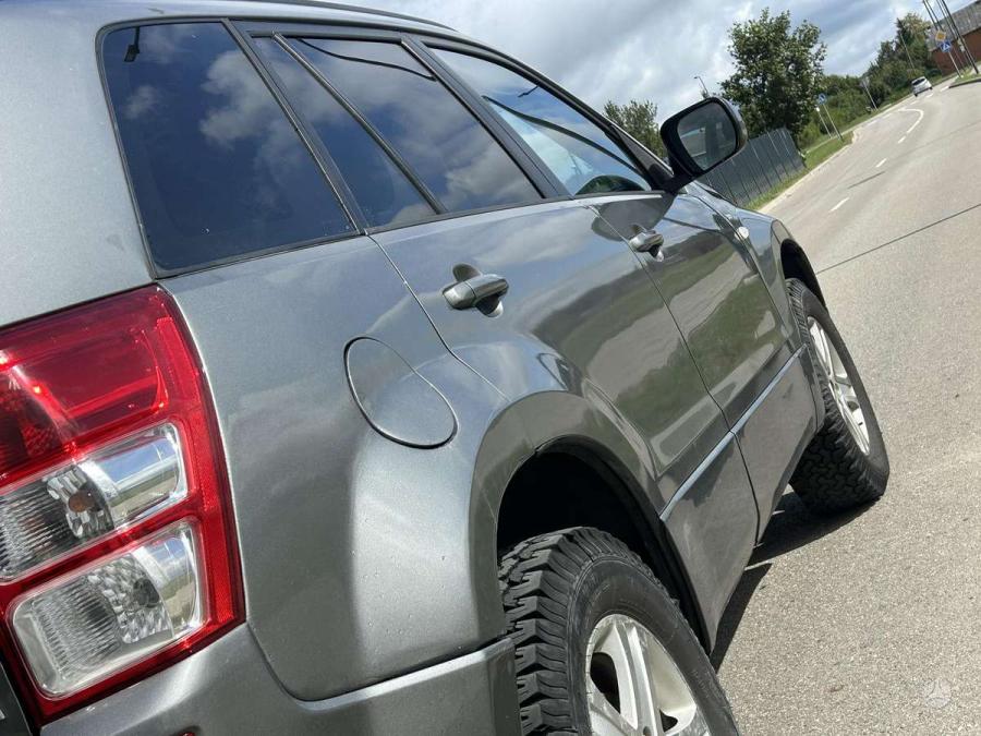 Grey Suzuki grand-vitara 2005 in Ukmerge, with an engine capacity of 1.90 L and mileage of 321 thousand km for 2750 €, photo 7 on AUTOMOTO.COM.LV