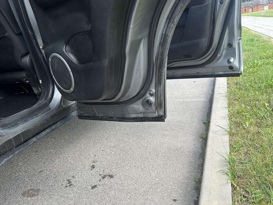 Grey Suzuki grand-vitara 2005 in Ukmerge, with an engine capacity of 1.90 L and mileage of 321 thousand km for 2750 €, photo 11 on AUTOMOTO.COM.LV