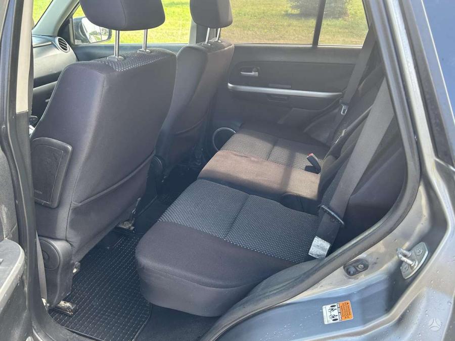Grey Suzuki grand-vitara 2005 in Ukmerge, with an engine capacity of 1.90 L and mileage of 321 thousand km for 2750 €, photo 15 on AUTOMOTO.COM.LV