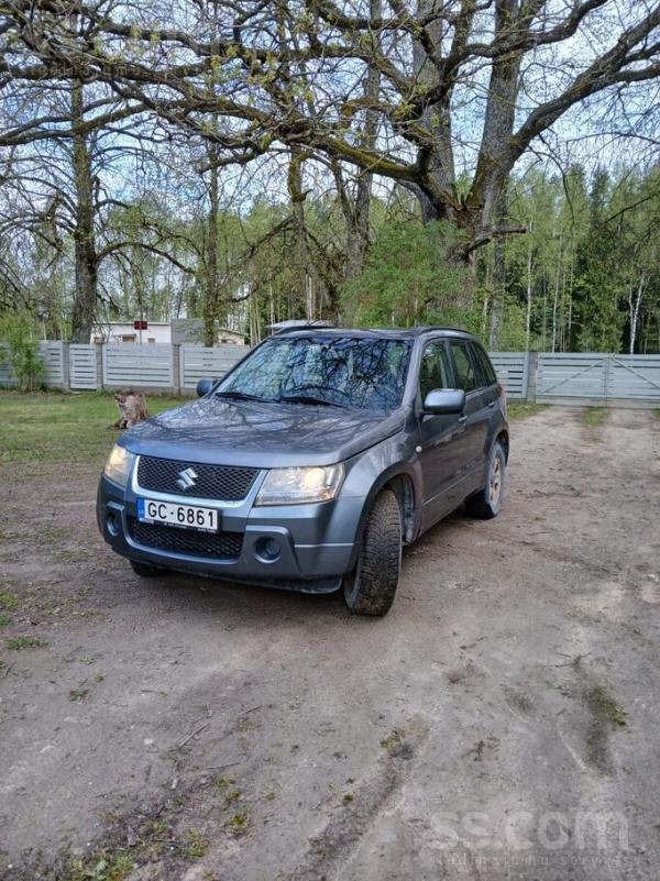 Pelēks Suzuki grand-vitara 2006 Jelgava, ar dzinēja tilpumu 2.00 L un nobraukumu 261 tūkst. km par 3800 €, foto 1 vietnē AUTOMOTO.COM.LV