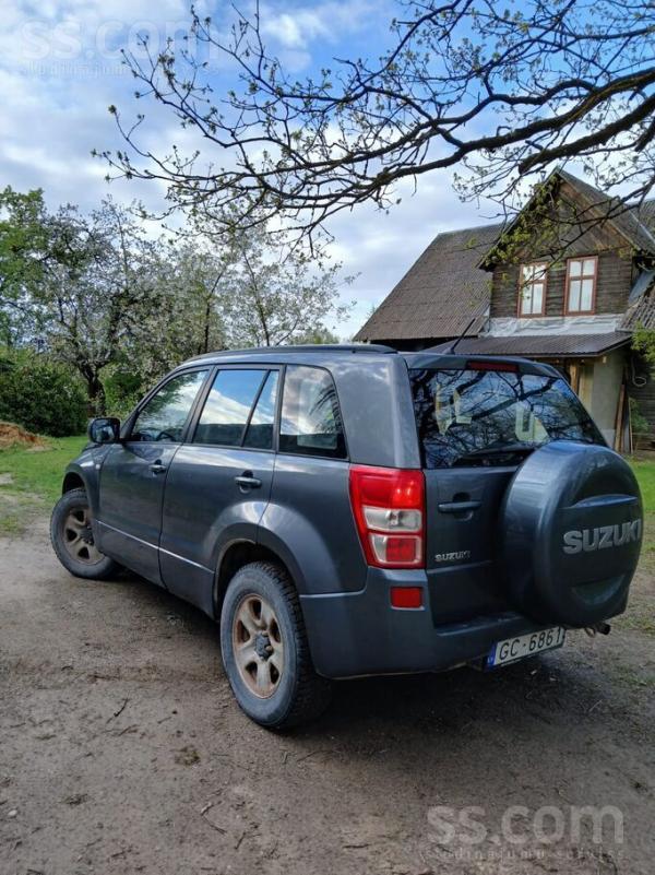 Pelēks Suzuki grand-vitara 2006 Jelgava, ar dzinēja tilpumu 2.00 L un nobraukumu 261 tūkst. km par 3800 €, foto 2 vietnē AUTOMOTO.COM.LV