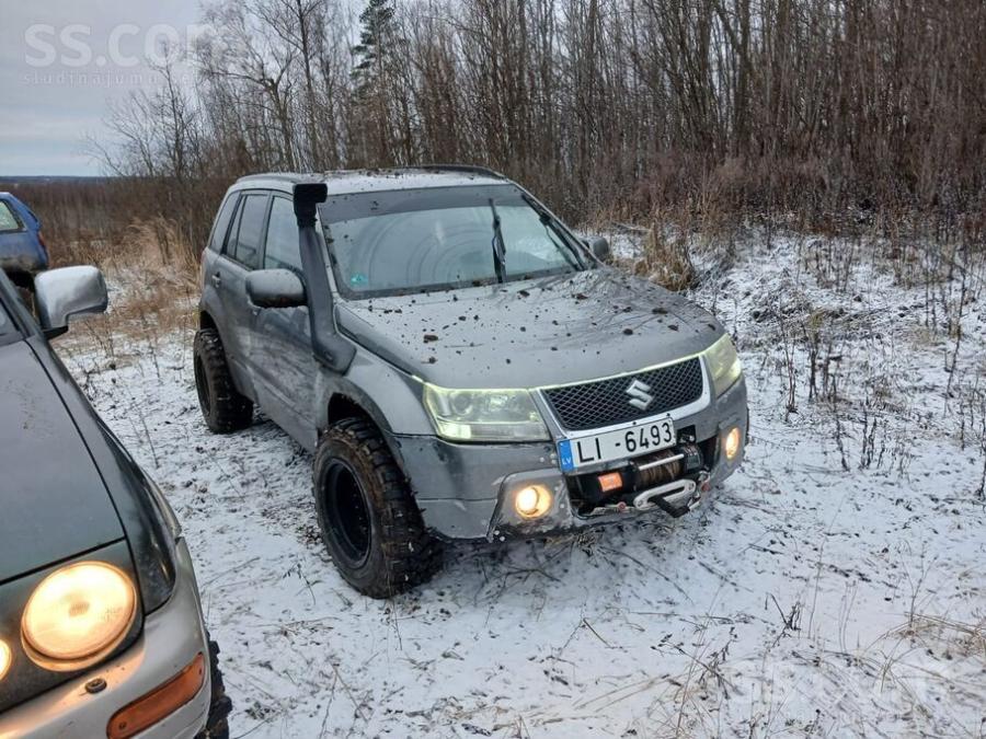 Pelēks Suzuki grand-vitara 2006 Aizkraukle, ar dzinēja tilpumu 1.90 L un nobraukumu 300 tūkst. km par 4699 €, foto 1 vietnē AUTOMOTO.COM.LV