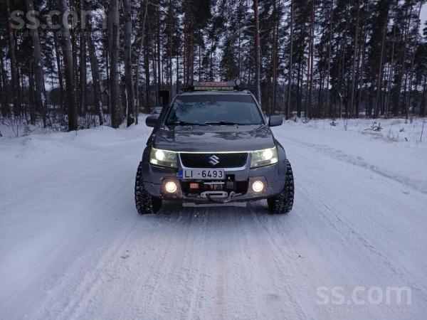 Grey Suzuki grand-vitara 2006 in Aizkraukle, with an engine capacity of 1.90 L and mileage of 330 thousand km for 3899 €, photo 1 on AUTOMOTO.COM.LV