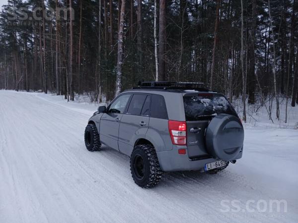 Grey Suzuki grand-vitara 2006 in Aizkraukle, with an engine capacity of 1.90 L and mileage of 330 thousand km for 3899 €, photo 4 on AUTOMOTO.COM.LV