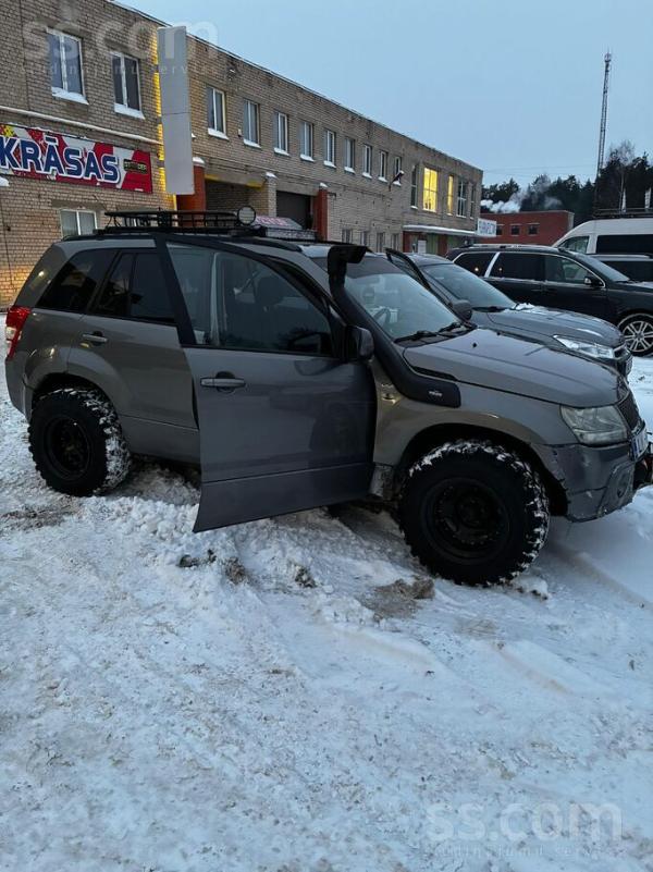 Grey Suzuki grand-vitara 2006 in Aizkraukle, with an engine capacity of 1.90 L and mileage of 330 thousand km for 3899 €, photo 7 on AUTOMOTO.COM.LV