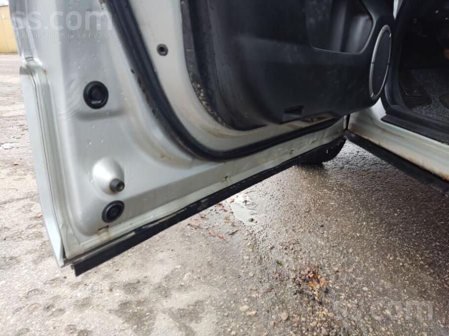Grey Suzuki grand-vitara 2006 in Ogre, with an engine capacity of 1.90 L and mileage of 0 thousand km for 2500 €, photo 14 on AUTOMOTO.COM.LV