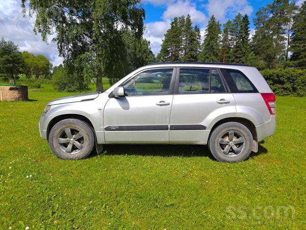 Pelēks Suzuki grand-vitara 2006 Gulbene, ar dzinēja tilpumu 2.00 L un nobraukumu 215 tūkst. km par 1500 €, foto 3 vietnē AUTOMOTO.COM.LV