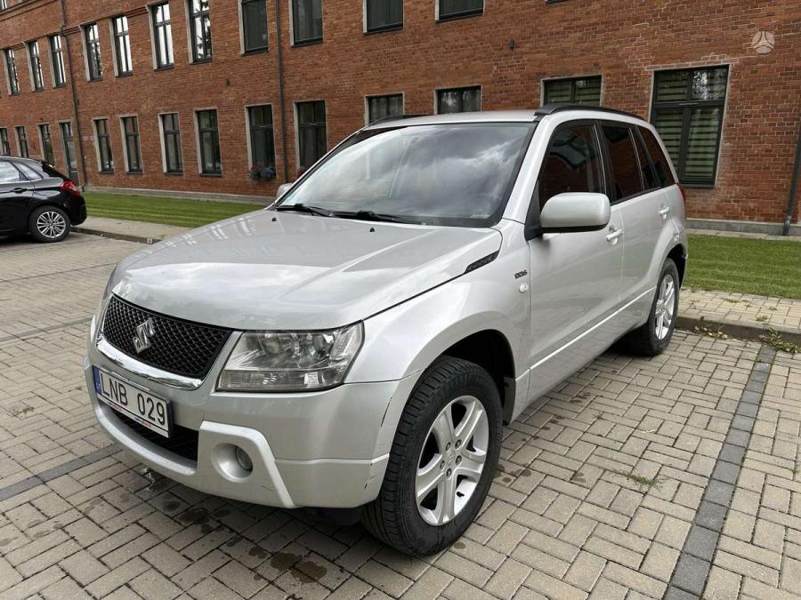 Grey Suzuki grand-vitara 2006 in Kaunas, with an engine capacity of 1.86 L and mileage of 287 thousand km for 1700 €, photo 1 on AUTOMOTO.COM.LV