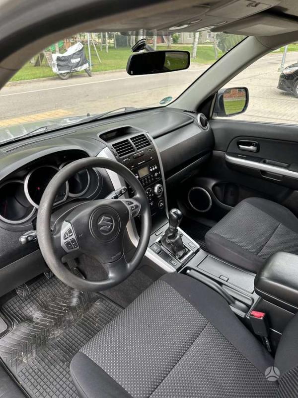 Grey Suzuki grand-vitara 2006 in Kaunas, with an engine capacity of 1.86 L and mileage of 287 thousand km for 1700 €, photo 5 on AUTOMOTO.COM.LV