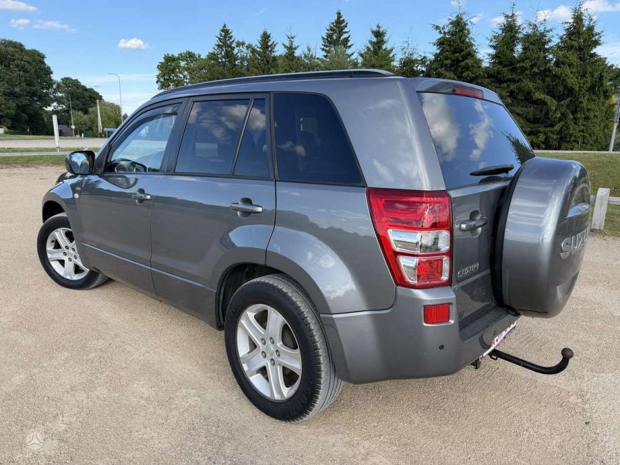 Pelēks Suzuki grand-vitara 2007 Utena, ar dzinēja tilpumu 2.00 L un nobraukumu 237 tūkst. km par 4650 €, foto 5 vietnē AUTOMOTO.COM.LV