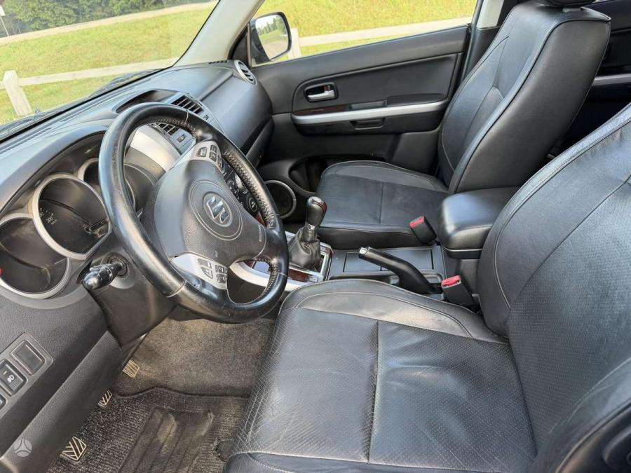 Pelēks Suzuki grand-vitara 2007 Utena, ar dzinēja tilpumu 2.00 L un nobraukumu 237 tūkst. km par 4650 €, foto 7 vietnē AUTOMOTO.COM.LV