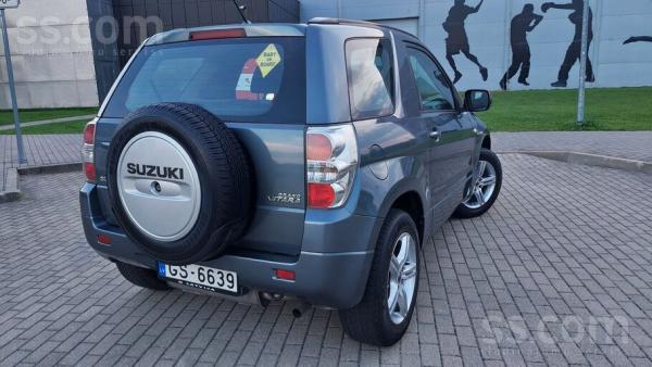 Suzuki grand-vitara 2007 in Riga on AUTOMOTO.COM.LV Grey Suzuki grand-vitara 2007 in Riga, with an engine capacity of 1.60 L and mileage of 188 thousand km for 3850 €, photo 6 on AUTOMOTO.COM.LV