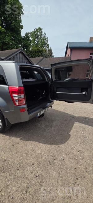Grey Suzuki grand-vitara 2008 in Jurmala, with an engine capacity of 1.90 L and mileage of 240 thousand km for 3999 €, photo 4 on AUTOMOTO.COM.LV