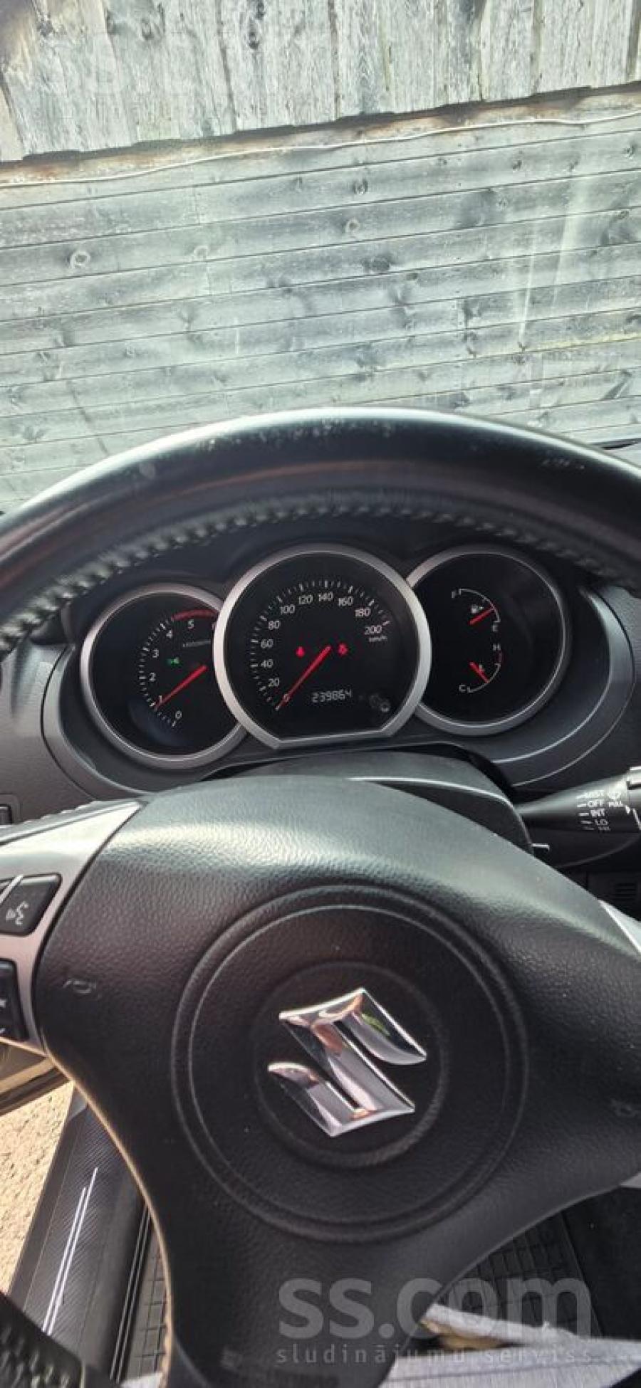 Grey Suzuki grand-vitara 2008 in Jurmala, with an engine capacity of 1.90 L and mileage of 240 thousand km for 3999 €, photo 7 on AUTOMOTO.COM.LV
