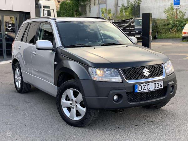 Suzuki grand-vitara 2008 in Vilnius on AUTOMOTO.COM.LV Grey Suzuki grand-vitara 2008 in Vilnius, with an engine capacity of 2.00 L and mileage of 207 thousand km for 3800 €, photo 1 on AUTOMOTO.COM.LV