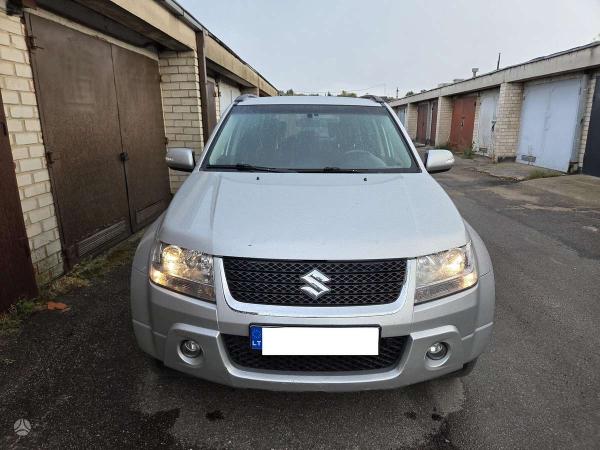 Suzuki grand-vitara 2009 in Kaunas on AUTOMOTO.COM.LV Grey Suzuki grand-vitara 2009 in Kaunas, with an engine capacity of 1.90 L and mileage of 244 thousand km for 4000 €, photo 11 on AUTOMOTO.COM.LV