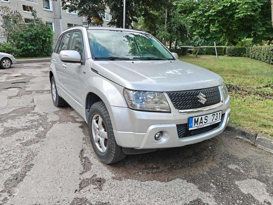 Grey Suzuki grand-vitara 2010 in Visaginas, with an engine capacity of 1.87 L and mileage of 188 thousand km for 4700 €, photo 1 on AUTOMOTO.COM.LV